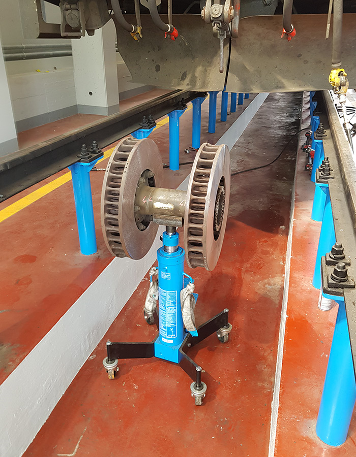 Brake axle replacement on locomotive E190 311 | Traction & Service